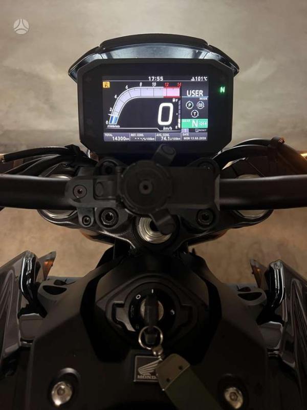 Melns Honda CB 2021 Viļņa, ar dzinēja tilpumu 1.00 L un nobraukumu 14 tūkst. km par 10900 €, foto 4 vietnē AUTOMOTO.COM.LV