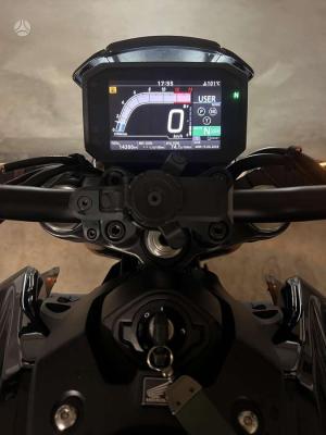 Black Honda CB 2021 in Vilnius, with an engine capacity of 1.00 L and mileage of 14 thousand km for 10900 €, photo 5 on AUTOMOTO.COM.LV
