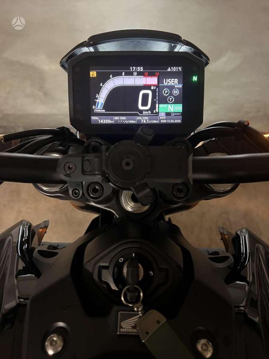 Black Honda CB 2021 in Vilnius, with an engine capacity of 1.00 L and mileage of 14 thousand km for 10900 €, photo 5 on AUTOMOTO.COM.LV