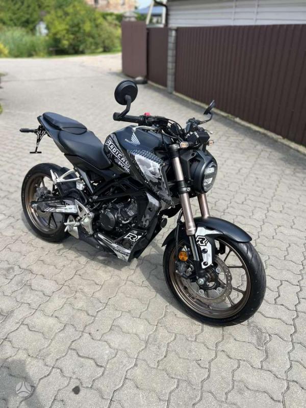 Black Honda CB 2021 in Prienai, with an engine capacity of 0.13 L and mileage of 12 thousand km for 3450 €, photo 1 on AUTOMOTO.COM.LV