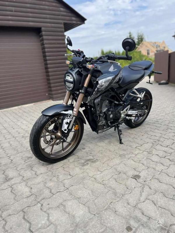 Black Honda CB 2021 in Prienai, with an engine capacity of 0.13 L and mileage of 12 thousand km for 3450 €, photo 2 on AUTOMOTO.COM.LV