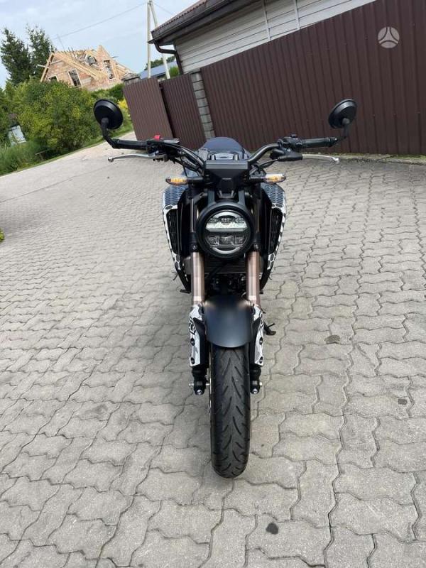 Black Honda CB 2021 in Prienai, with an engine capacity of 0.13 L and mileage of 12 thousand km for 3450 €, photo 3 on AUTOMOTO.COM.LV