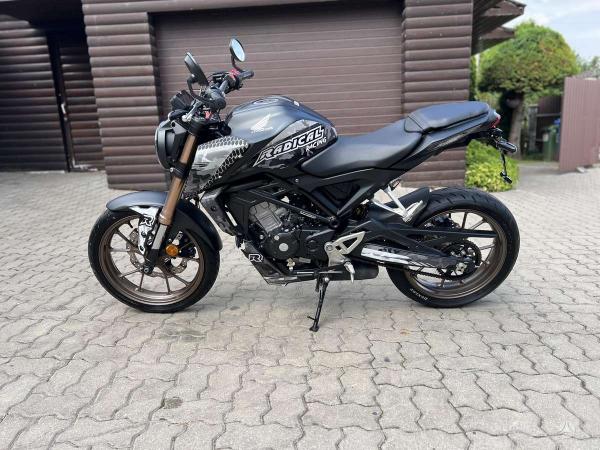 Black Honda CB 2021 in Prienai, with an engine capacity of 0.13 L and mileage of 12 thousand km for 3450 €, photo 5 on AUTOMOTO.COM.LV