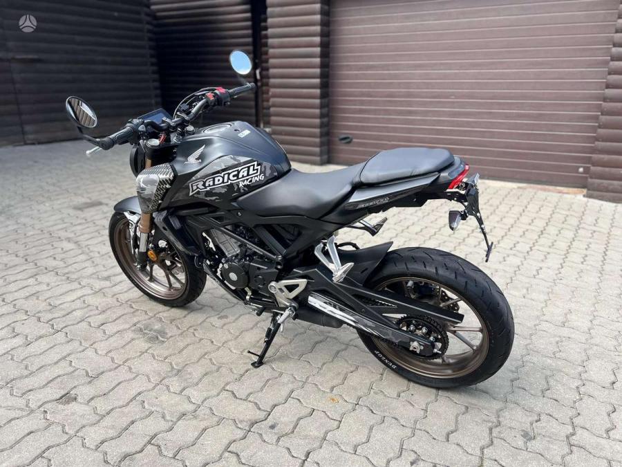 Black Honda CB 2021 in Prienai, with an engine capacity of 0.13 L and mileage of 12 thousand km for 3450 €, photo 7 on AUTOMOTO.COM.LV