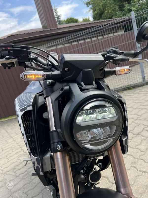 Black Honda CB 2021 in Prienai, with an engine capacity of 0.13 L and mileage of 12 thousand km for 3450 €, photo 10 on AUTOMOTO.COM.LV