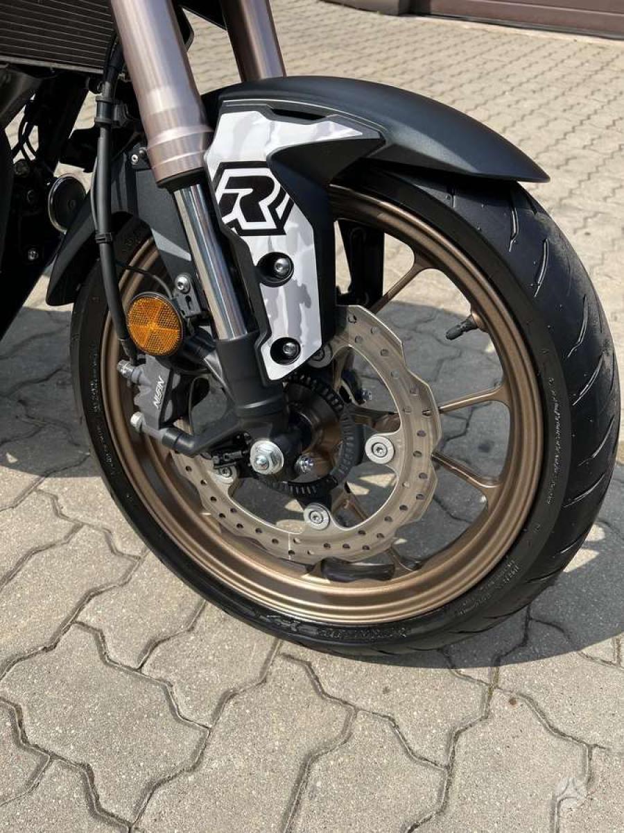 Black Honda CB 2021 in Prienai, with an engine capacity of 0.13 L and mileage of 12 thousand km for 3450 €, photo 12 on AUTOMOTO.COM.LV