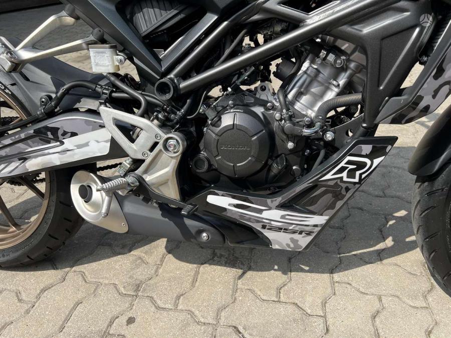 Black Honda CB 2021 in Prienai, with an engine capacity of 0.13 L and mileage of 12 thousand km for 3450 €, photo 14 on AUTOMOTO.COM.LV