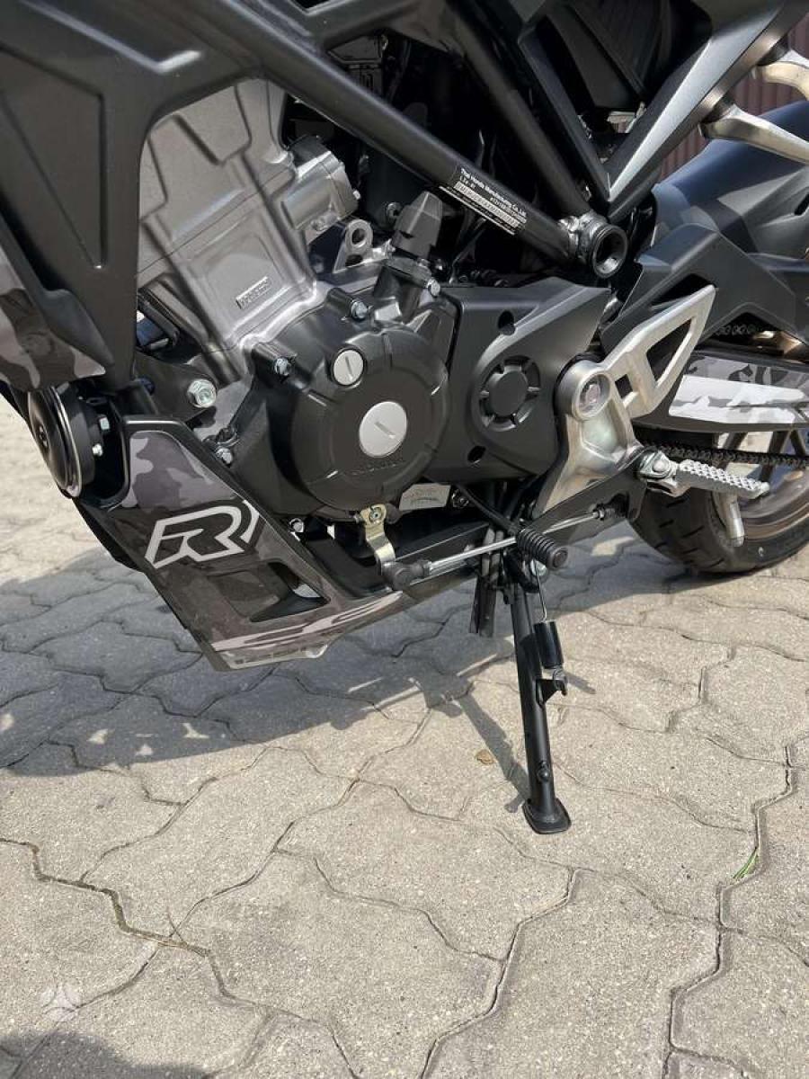 Black Honda CB 2021 in Prienai, with an engine capacity of 0.13 L and mileage of 12 thousand km for 3450 €, photo 15 on AUTOMOTO.COM.LV