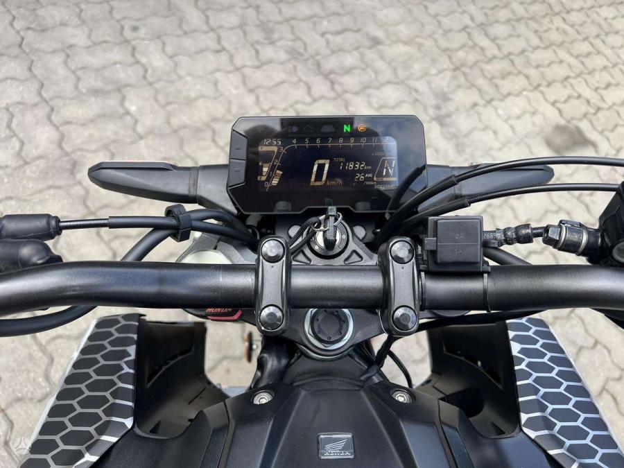 Black Honda CB 2021 in Prienai, with an engine capacity of 0.13 L and mileage of 12 thousand km for 3450 €, photo 19 on AUTOMOTO.COM.LV