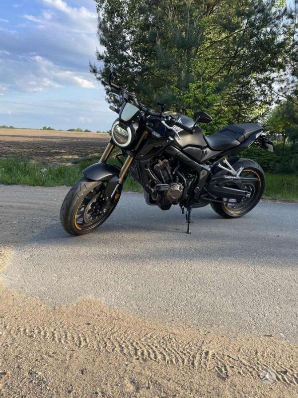 Black Honda CB 2021 in Kaunas, with an engine capacity of 0.65 L and mileage of 18 thousand km for 6400 €, photo 1 on AUTOMOTO.COM.LV