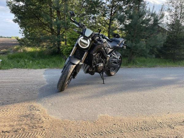 Black Honda CB 2021 in Kaunas, with an engine capacity of 0.65 L and mileage of 18 thousand km for 6400 €, photo 2 on AUTOMOTO.COM.LV