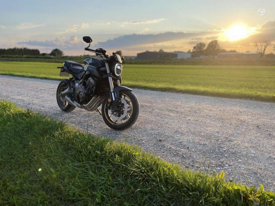 Melns Honda CB 2021 Kauņa, ar dzinēja tilpumu 0.65 L un nobraukumu 18 tūkst. km par 6400 €, foto 4 vietnē AUTOMOTO.COM.LV