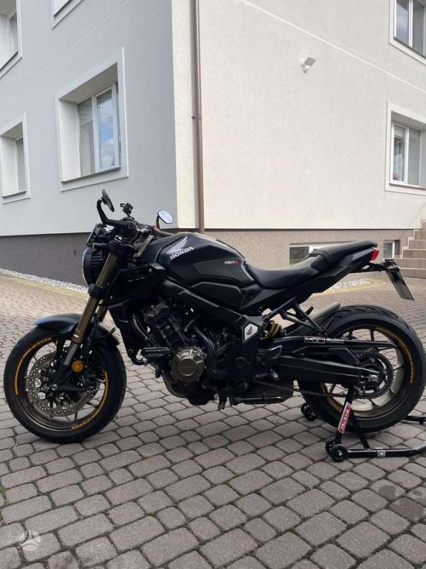 Black Honda CB 2021 in Kaunas, with an engine capacity of 0.65 L and mileage of 18 thousand km for 6400 €, photo 4 on AUTOMOTO.COM.LV