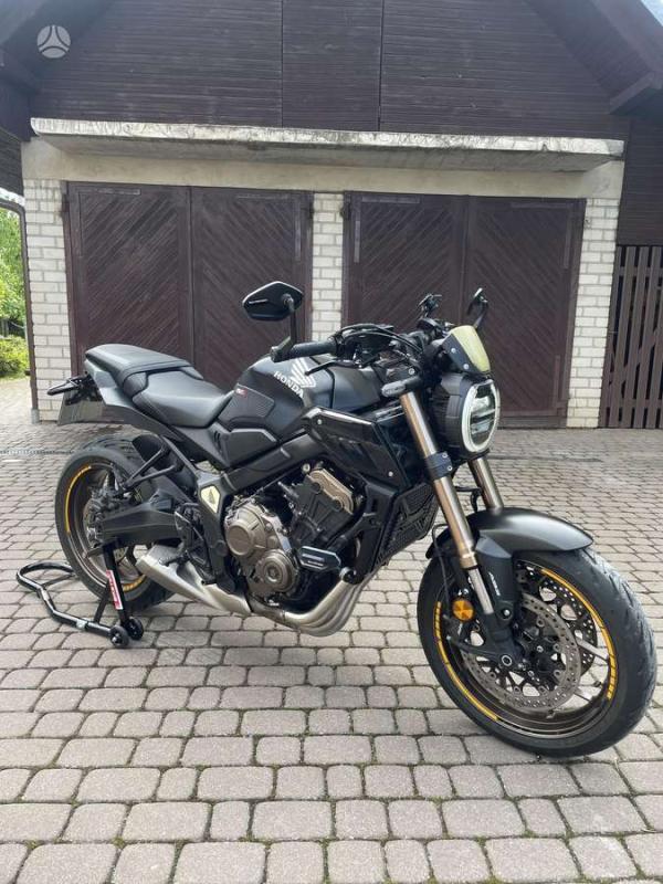 Black Honda CB 2021 in Kaunas, with an engine capacity of 0.65 L and mileage of 18 thousand km for 6400 €, photo 8 on AUTOMOTO.COM.LV