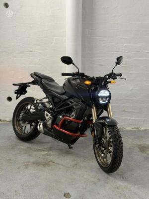 Black Honda CB 2022 in Marijampole, with an engine capacity of 0.13 L and mileage of 16 thousand km for 3290 €, photo  on AUTOMOTO.COM.LV