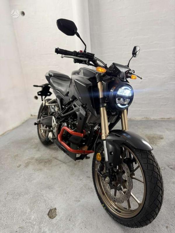 Black Honda CB 2022 in Marijampole, with an engine capacity of 0.13 L and mileage of 16 thousand km for 3290 €, photo 6 on AUTOMOTO.COM.LV