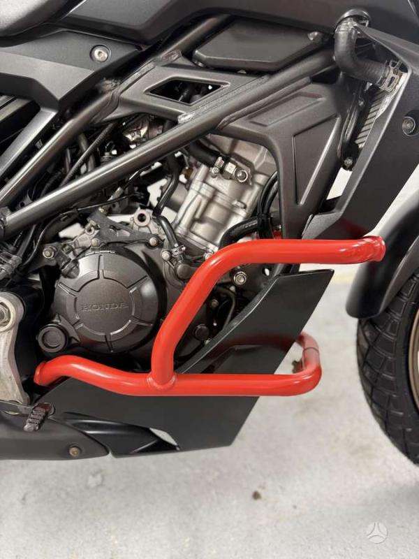 Black Honda CB 2022 in Marijampole, with an engine capacity of 0.13 L and mileage of 16 thousand km for 3290 €, photo 10 on AUTOMOTO.COM.LV