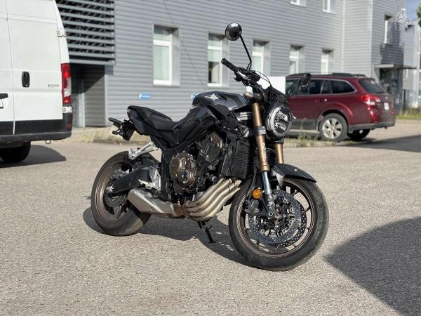 Black Honda CB 2022 in Kaunas, with an engine capacity of 18.94 L and mileage of 19 thousand km for 2999 €, photo 1 on AUTOMOTO.COM.LV