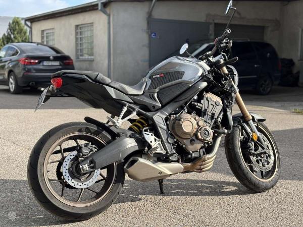 Black Honda CB 2022 in Kaunas, with an engine capacity of 18.94 L and mileage of 19 thousand km for 2999 €, photo 2 on AUTOMOTO.COM.LV
