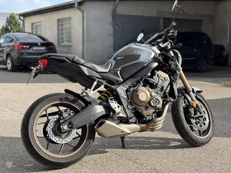 Black Honda CB 2022 in Kaunas, with an engine capacity of 18.94 L and mileage of 19 thousand km for 2999 €, photo 3 on AUTOMOTO.COM.LV
