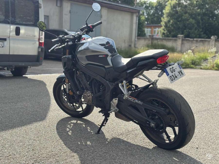 Black Honda CB 2022 in Kaunas, with an engine capacity of 18.94 L and mileage of 19 thousand km for 2999 €, photo 4 on AUTOMOTO.COM.LV