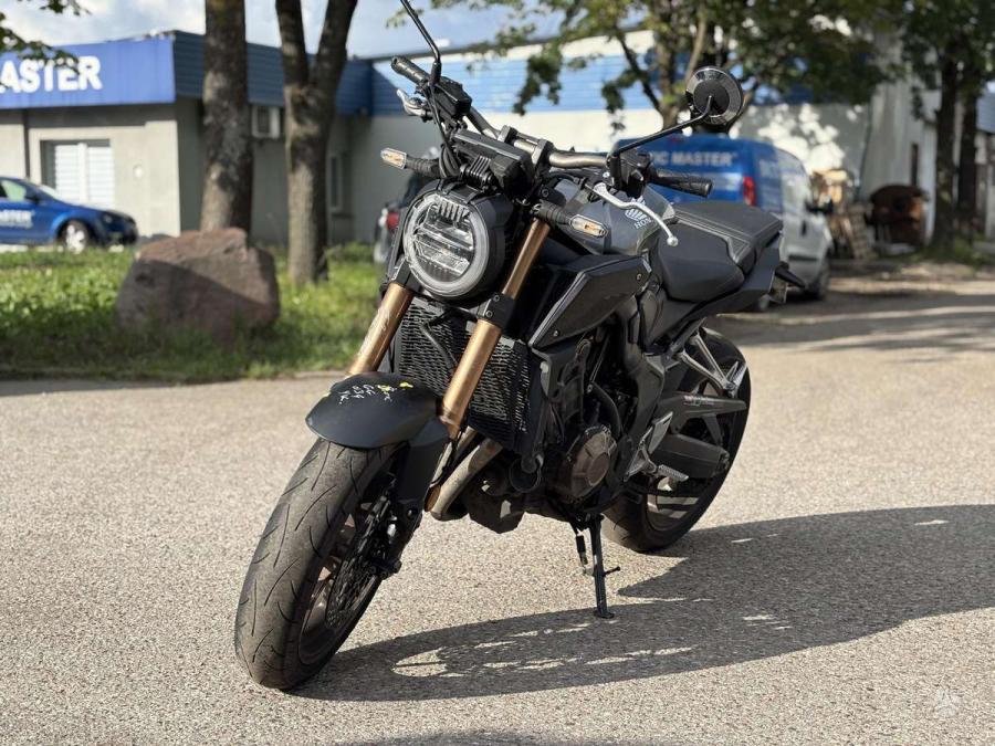 Black Honda CB 2022 in Kaunas, with an engine capacity of 18.94 L and mileage of 19 thousand km for 2999 €, photo 6 on AUTOMOTO.COM.LV