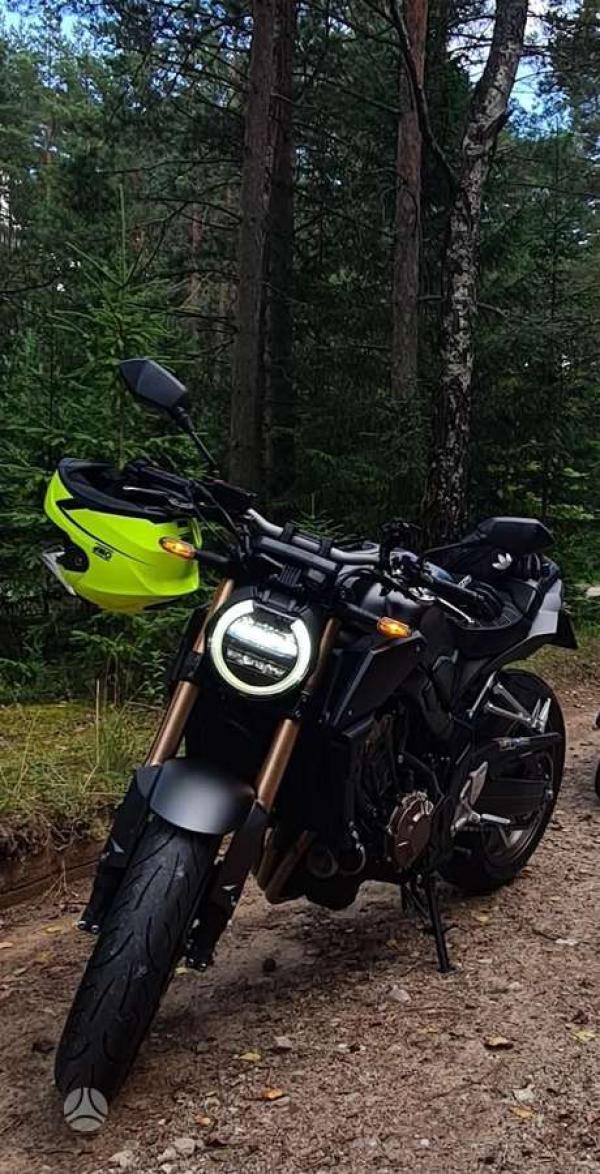 Black Honda CB 2022 in Vilnius, with an engine capacity of 0.65 L and mileage of 14 thousand km for 5450 €, photo 1 on AUTOMOTO.COM.LV
