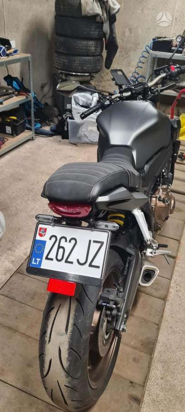 Black Honda CB 2022 in Vilnius, with an engine capacity of 0.65 L and mileage of 14 thousand km for 5450 €, photo 2 on AUTOMOTO.COM.LV