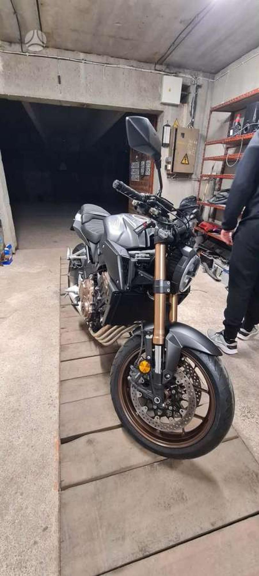 Melns Honda CB 2022 Viļņa, ar dzinēja tilpumu 0.65 L un nobraukumu 14 tūkst. km par 5450 €, foto 4 vietnē AUTOMOTO.COM.LV