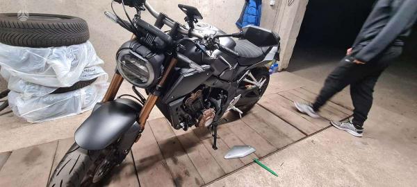 Black Honda CB 2022 in Vilnius, with an engine capacity of 0.65 L and mileage of 14 thousand km for 5450 €, photo 4 on AUTOMOTO.COM.LV