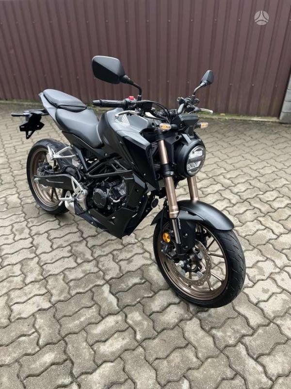 Melns Honda CB 2022 Prienai, ar dzinēja tilpumu 0.13 L un nobraukumu 4 tūkst. km par 3350 €, foto 1 vietnē AUTOMOTO.COM.LV