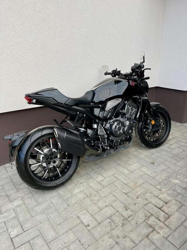 Black Honda CB 2023 in Kaunas, with an engine capacity of 1.00 L and mileage of 23 thousand km for 8700 €, photo 4 on AUTOMOTO.COM.LV