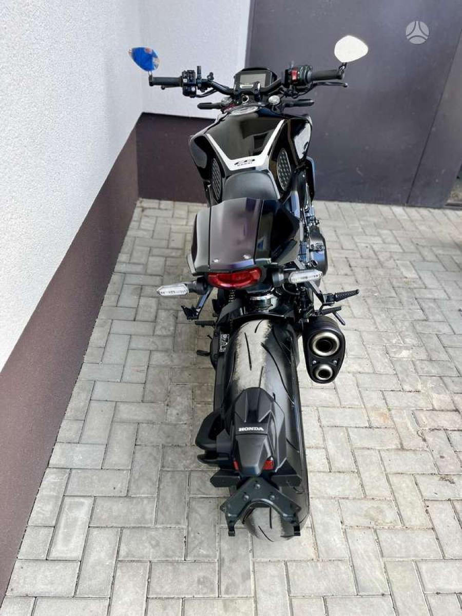 Black Honda CB 2023 in Kaunas, with an engine capacity of 1.00 L and mileage of 23 thousand km for 8700 €, photo 5 on AUTOMOTO.COM.LV