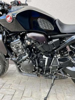 Black Honda CB 2023 in Kaunas, with an engine capacity of 1.00 L and mileage of 23 thousand km for 8700 €, photo 8 on AUTOMOTO.COM.LV