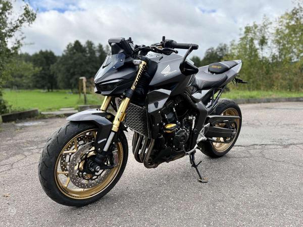 Honda CB 2025 Viļņa vietnē Melns Honda CB 2025 Viļņa, ar dzinēja tilpumu 1.00 L un nobraukumu 11 tūkst. km par 6990 €, foto 1 vietnē AUTOMOTO.COM.LV