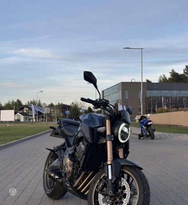 Blue Honda CB 2019 in Vilnius, with an engine capacity of 0.65 L and mileage of 33 thousand km for 6990 €, photo 1 on AUTOMOTO.COM.LV