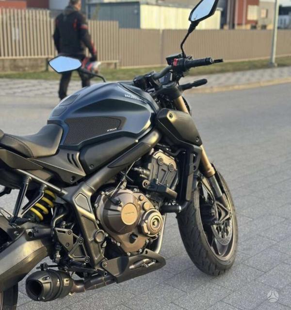 Blue Honda CB 2019 in Vilnius, with an engine capacity of 0.65 L and mileage of 33 thousand km for 6990 €, photo 3 on AUTOMOTO.COM.LV