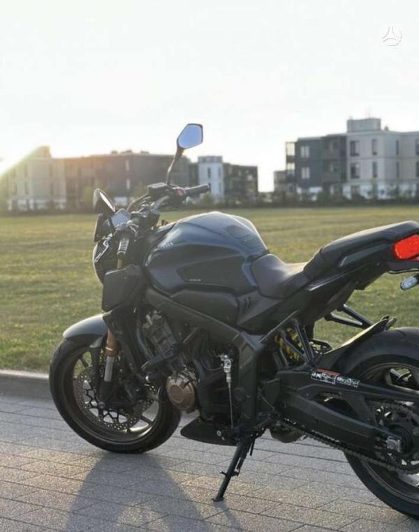 Blue Honda CB 2019 in Vilnius, with an engine capacity of 0.65 L and mileage of 33 thousand km for 6990 €, photo 4 on AUTOMOTO.COM.LV