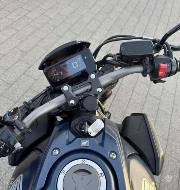 Blue Honda CB 2019 in Vilnius, with an engine capacity of 0.65 L and mileage of 33 thousand km for 6990 €, photo 6 on AUTOMOTO.COM.LV