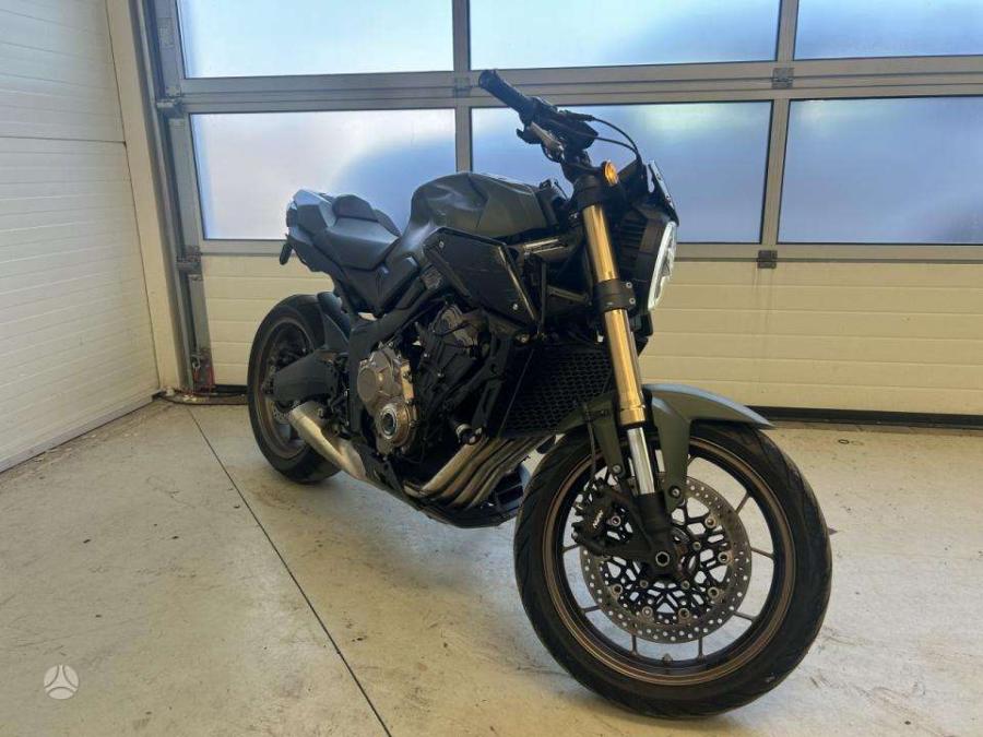 Green Honda CB 2021 in Radviliskis, with an engine capacity of 0.65 L and mileage of 25 thousand km for 3650 €, photo 3 on AUTOMOTO.COM.LV