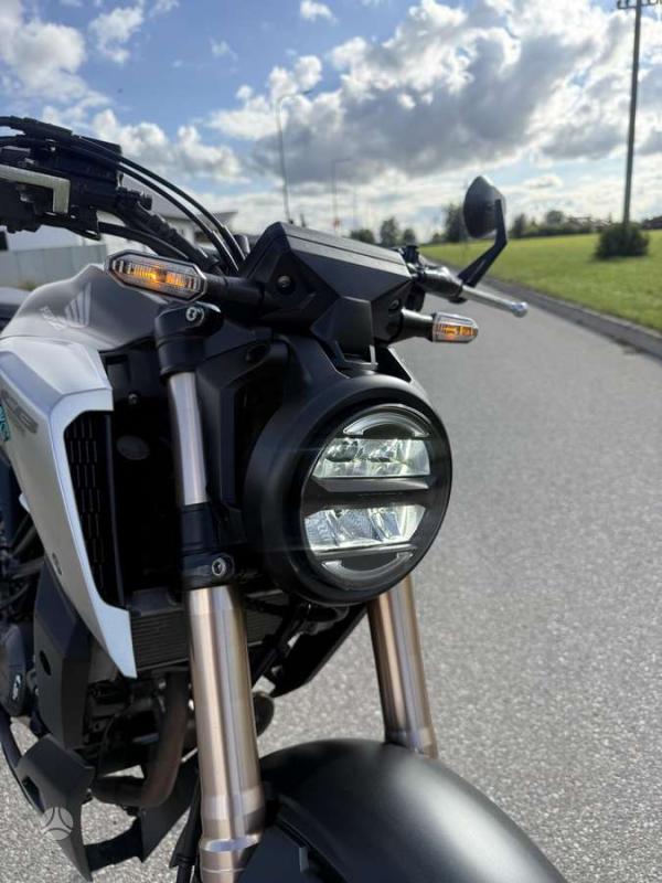 Grey Honda CB 2022 in Marijampole, with an engine capacity of 0.13 L and mileage of 13 thousand km for 3300 €, photo 6 on AUTOMOTO.COM.LV