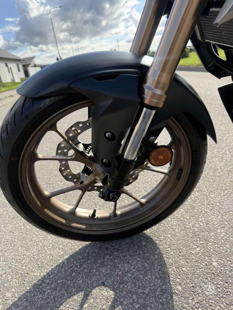 Grey Honda CB 2022 in Marijampole, with an engine capacity of 0.13 L and mileage of 13 thousand km for 3300 €, photo 21 on AUTOMOTO.COM.LV