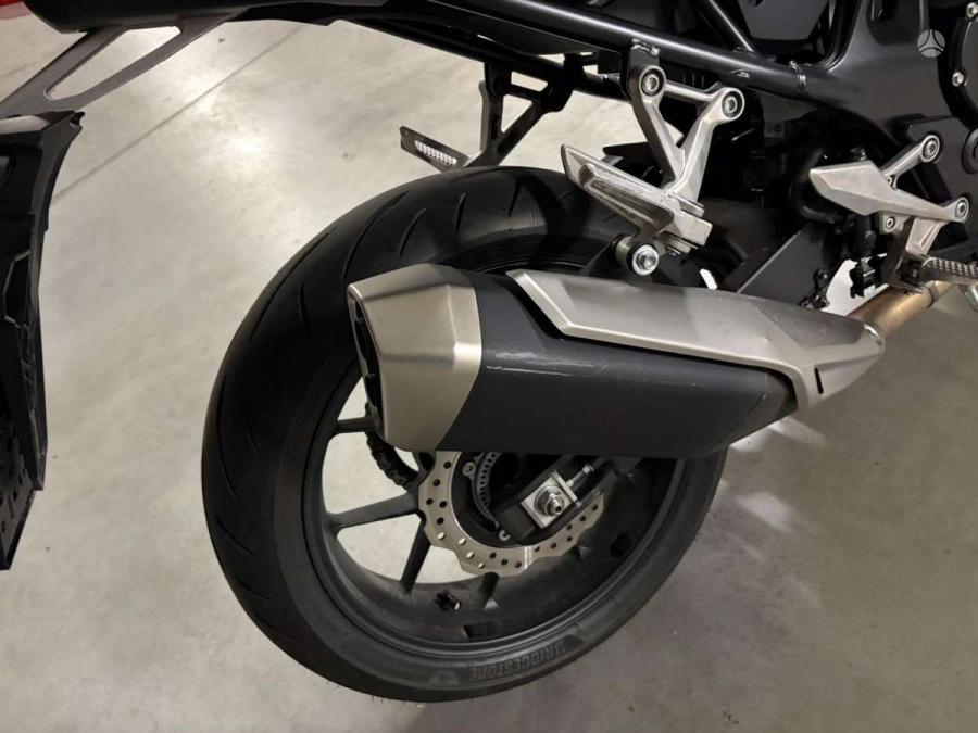 Grey Honda CB 2023 in Vilnius, with an engine capacity of 0.75 L and mileage of 14 thousand km for 5300 €, photo 6 on AUTOMOTO.COM.LV