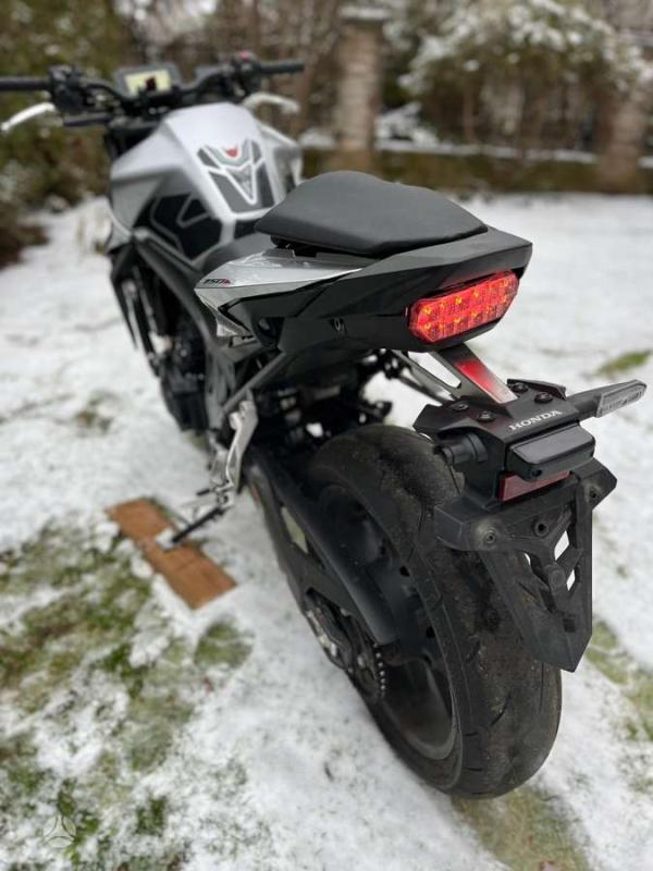 Pelēks Honda CB 2025 Viļņa, ar dzinēja tilpumu 0.75 L un nobraukumu 11 tūkst. km par 4500 €, foto 4 vietnē AUTOMOTO.COM.LV