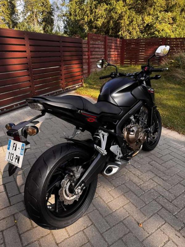 Honda CB 2018 in Kaunas, with an engine capacity of 0.65 L and mileage of 15 thousand km for 4480 €, photo 3 on AUTOMOTO.COM.LV