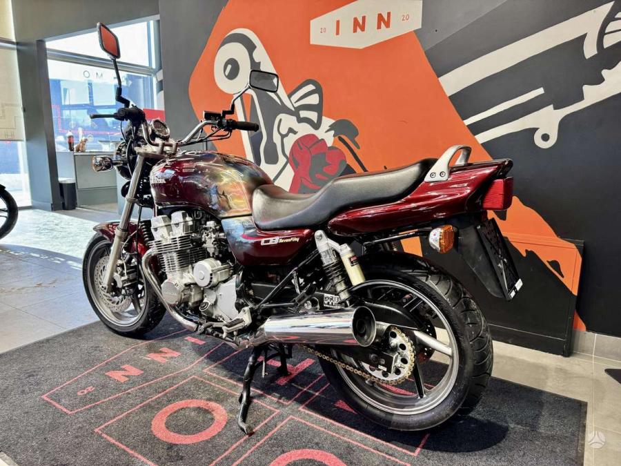 Sarkans Honda CB 1994 Viļņa, ar dzinēja tilpumu 0.75 L un nobraukumu 0 tūkst. km par 1999 €, foto 4 vietnē AUTOMOTO.COM.LV