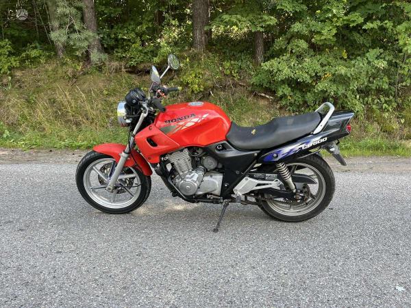 Red Honda CB 1995 in Kaunas, with an engine capacity of 0.50 L and mileage of 0 thousand km for 830 €, photo 1 on AUTOMOTO.COM.LV