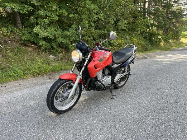 Red Honda CB 1995 in Kaunas, with an engine capacity of 0.50 L and mileage of 0 thousand km for 830 €, photo 2 on AUTOMOTO.COM.LV