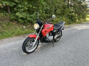 Red Honda CB 1995 in Kaunas, with an engine capacity of 0.50 L and mileage of 0 thousand km for 830 €, photo 3 on AUTOMOTO.COM.LV