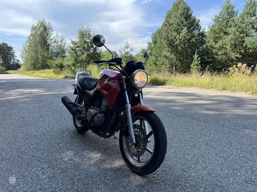 Red Honda CB 1995 in Kaunas, with an engine capacity of 0.50 L and mileage of 0 thousand km for 830 €, photo 4 on AUTOMOTO.COM.LV